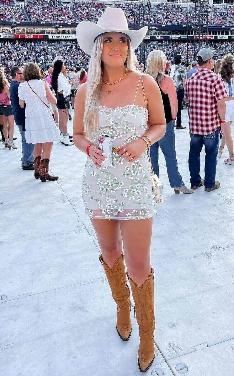 What To Wear To a Country Concert in 2024? ( 20+ Real Life Outfit Ideas ...